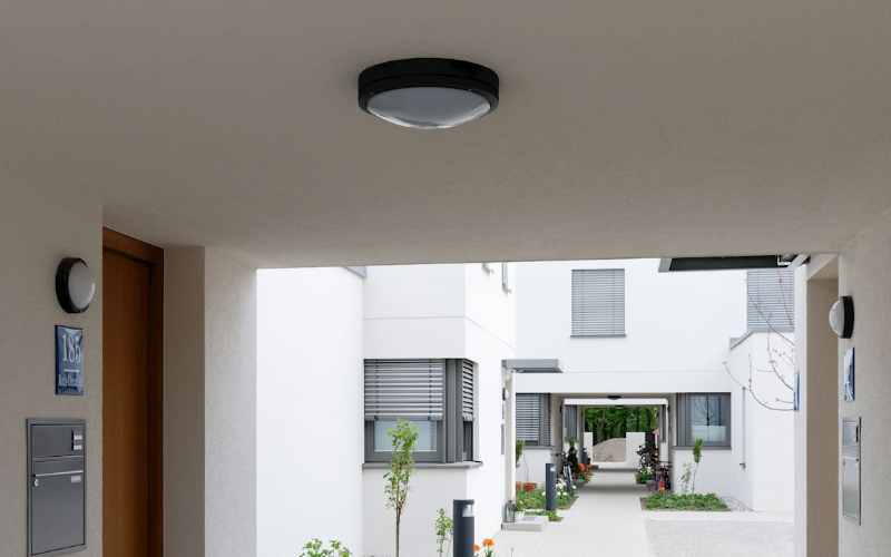 22 470. Impact-resistant ceiling and wall luminaire Unshielded. by Bega US