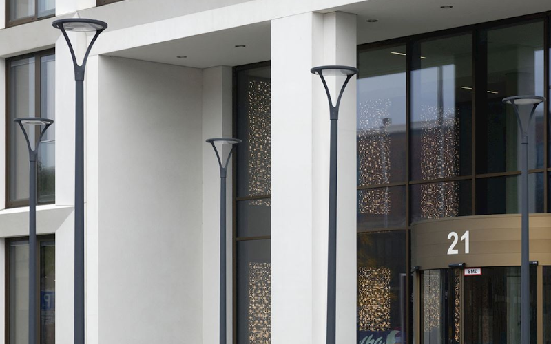 84 147. Edge-lit pole-top luminaire Symmetric. by Bega US